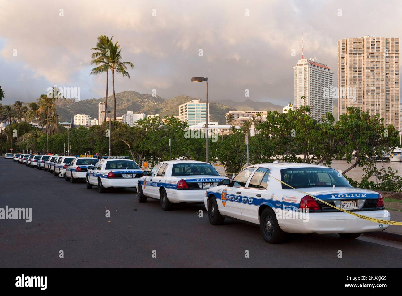 Honolulu police cars line the parking lot of Ala Moana Beach Park ...