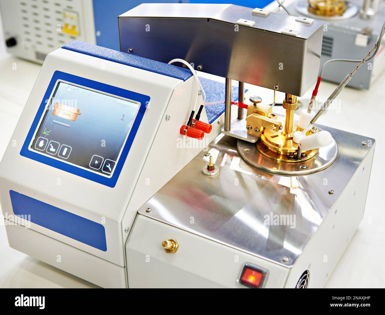 Automatic apparatus for measuring temperature of the flash in a closed ...