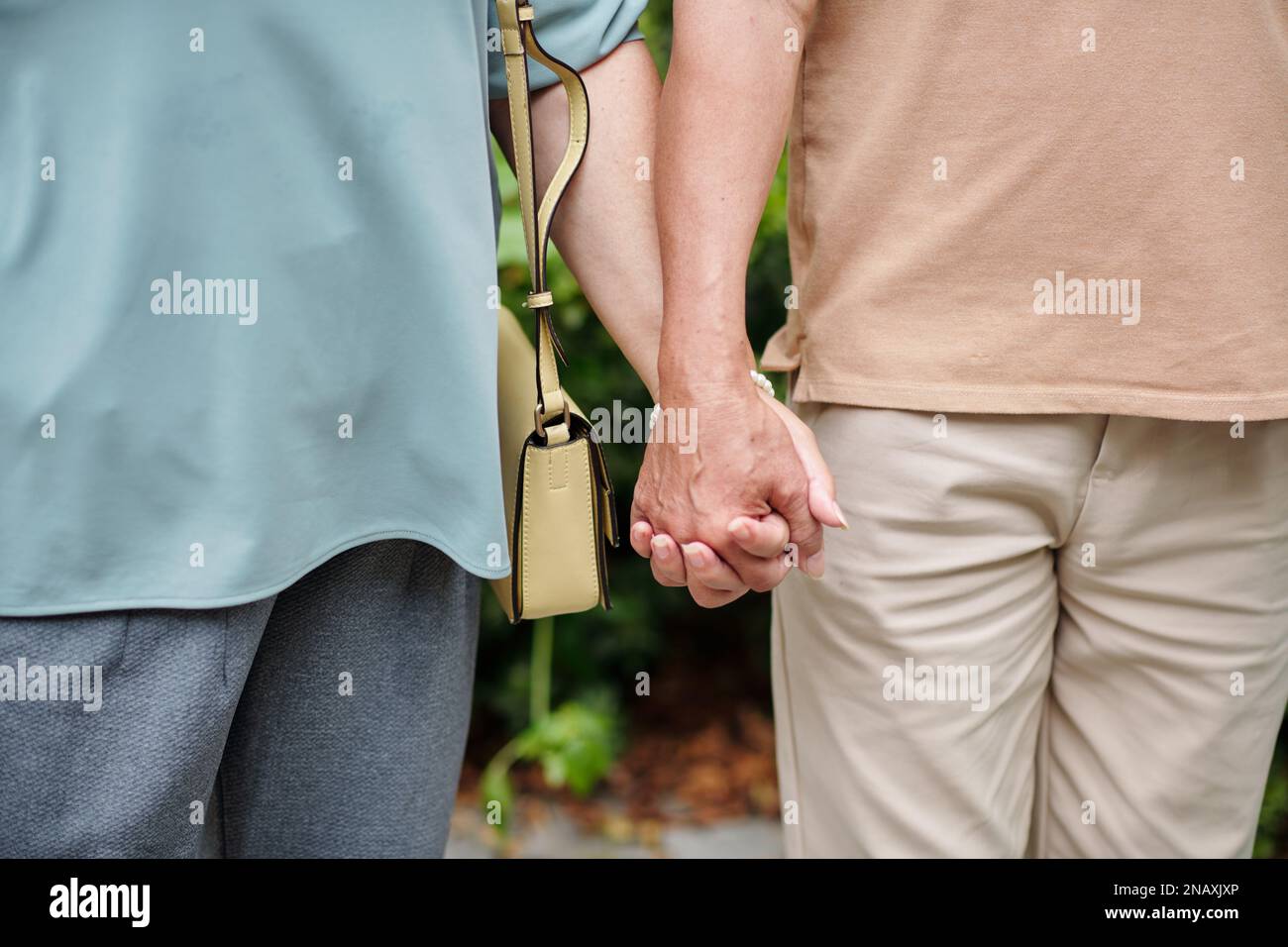 Couple support holding hands hi-res stock photography and images - Alamy