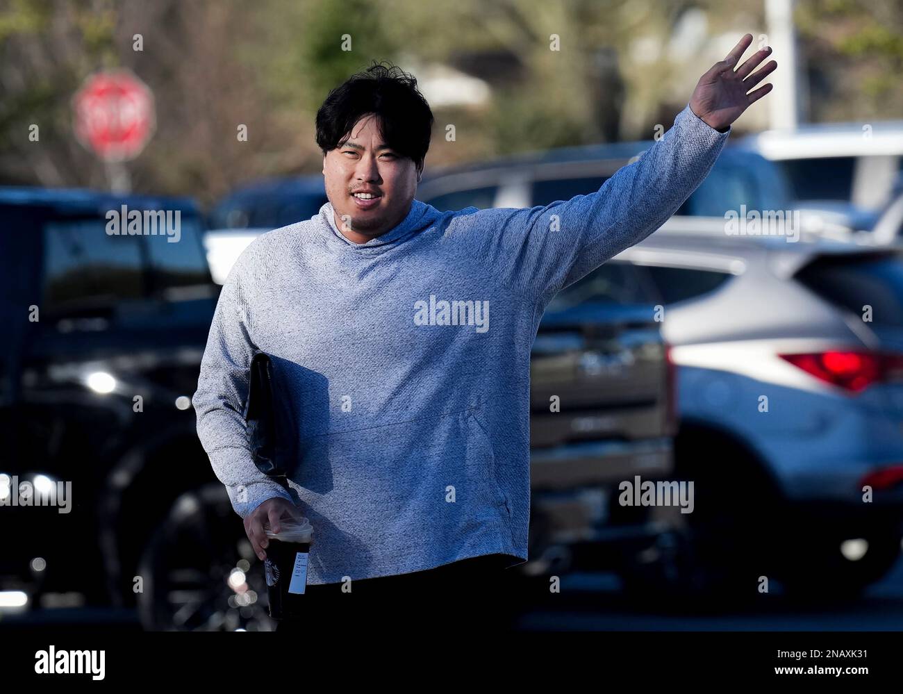 Toronto Blue Jays starting pitcher Hyun Jin Ryu waves to teammates as ...
