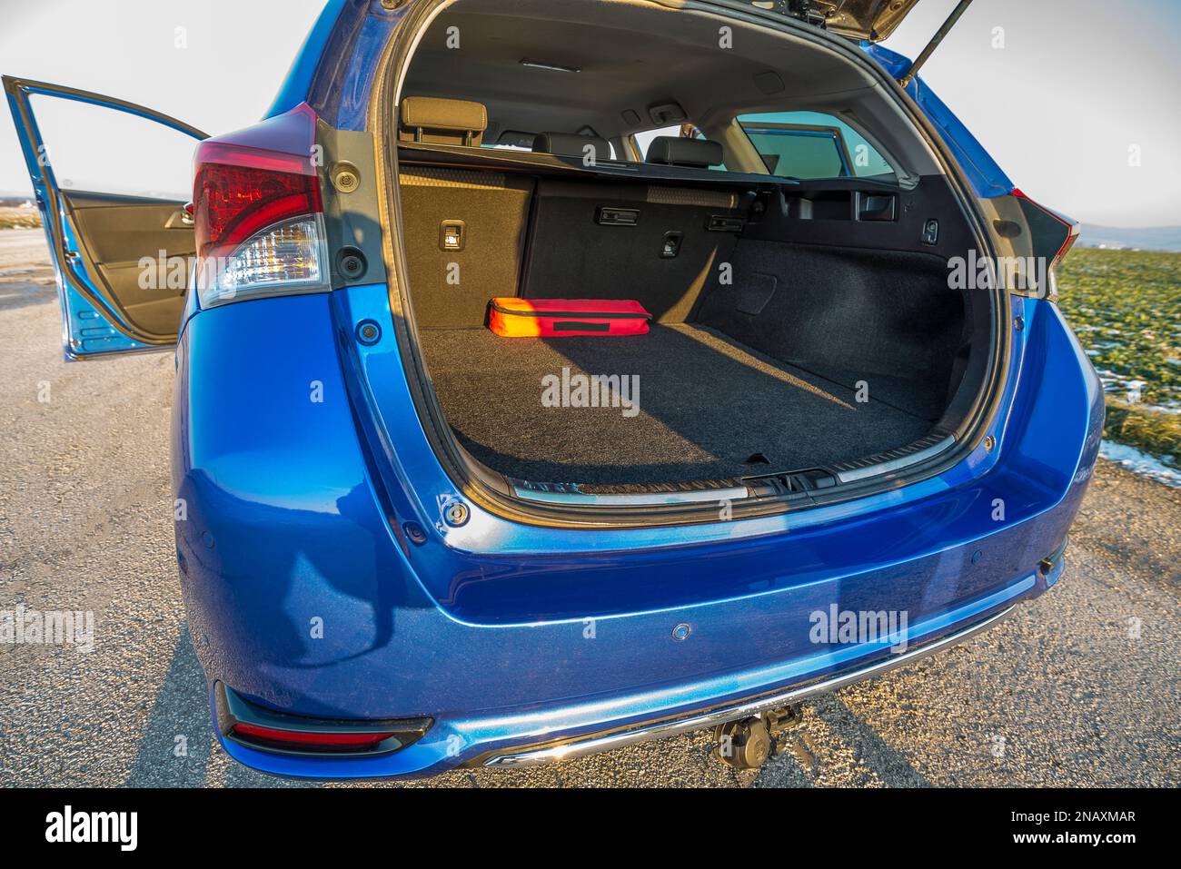 Open trunk suv hi-res stock photography and images - Alamy