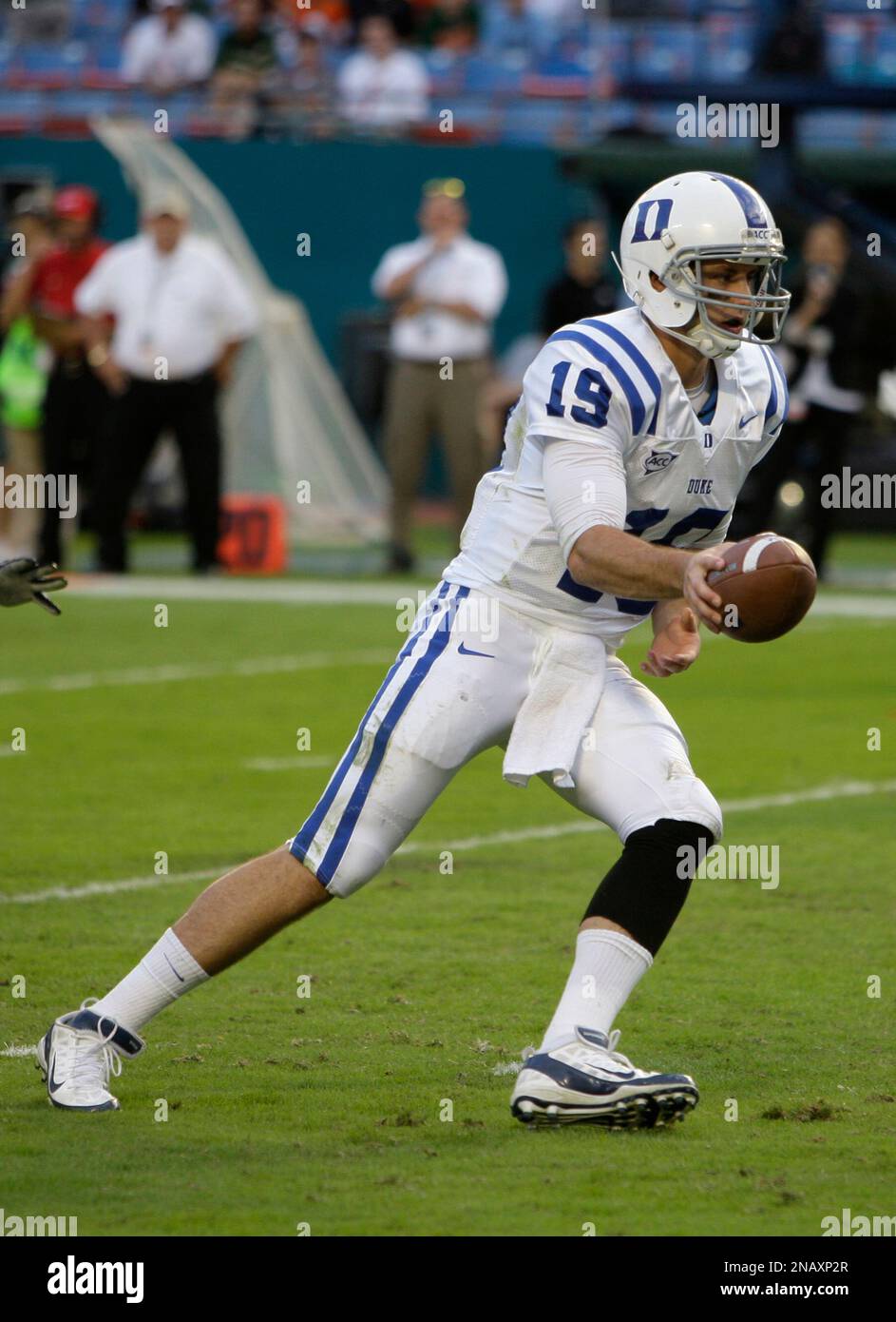 Duke quarterback Sean Renfree (19) hands off the football during an ...