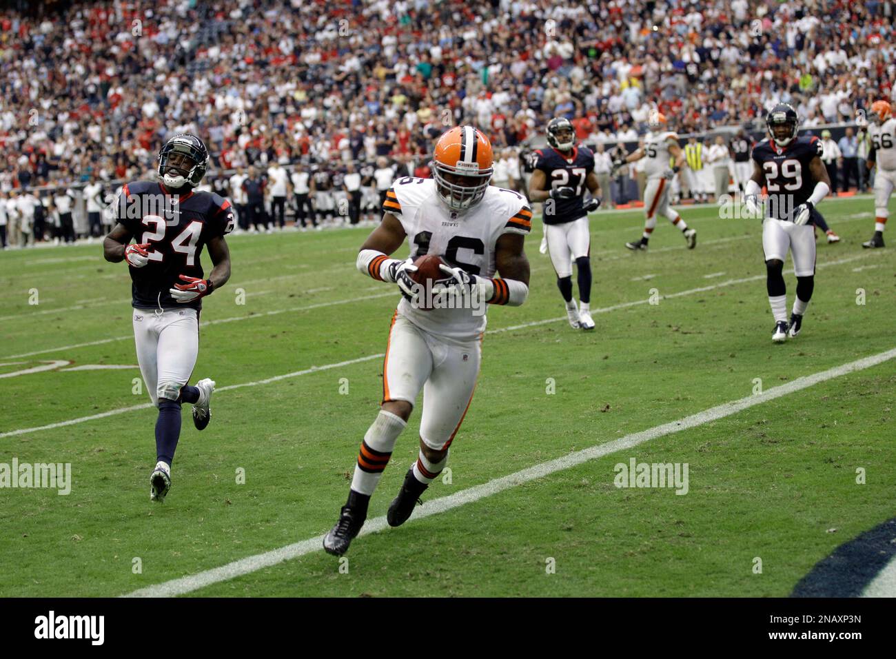 Cleveland Browns wide receiver Josh Cribbs (16) scores a touchdown in ...