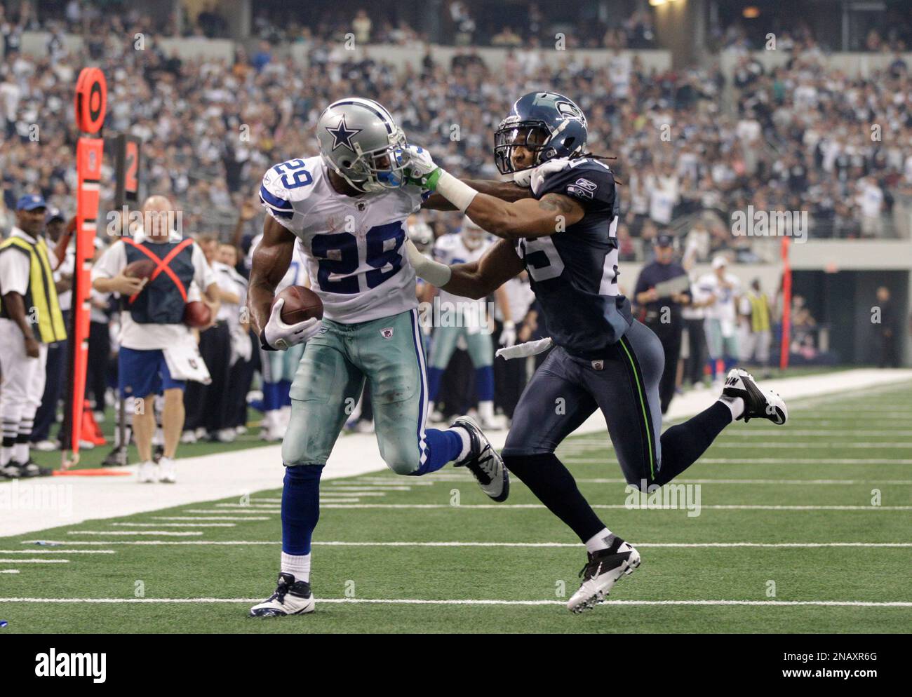 Dallas Cowboys running back DeMarco Murray (29) and free safety Earl ...