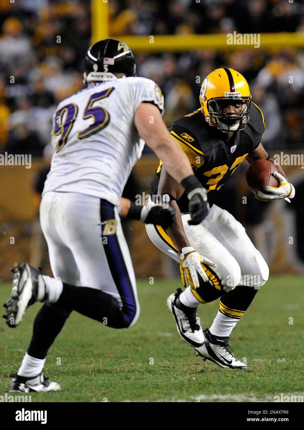 Baltimore Ravens outside linebacker Jarret Johnson (95) looks to tackle ...
