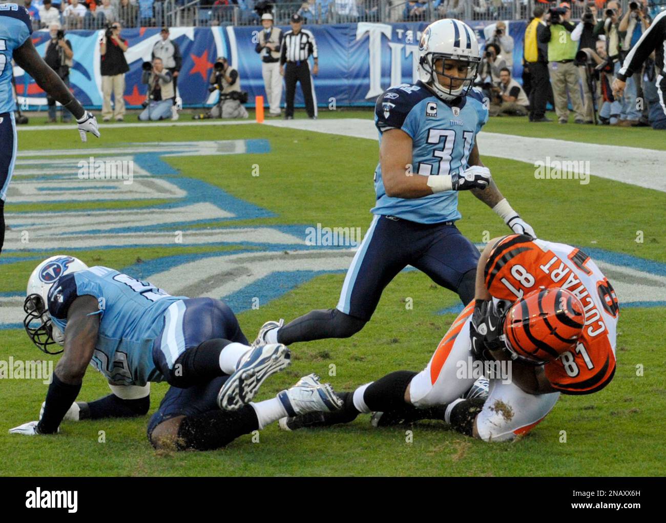 Cincinnati Bengals tight end Colin Cochart (81) catches a one-yard pass ...