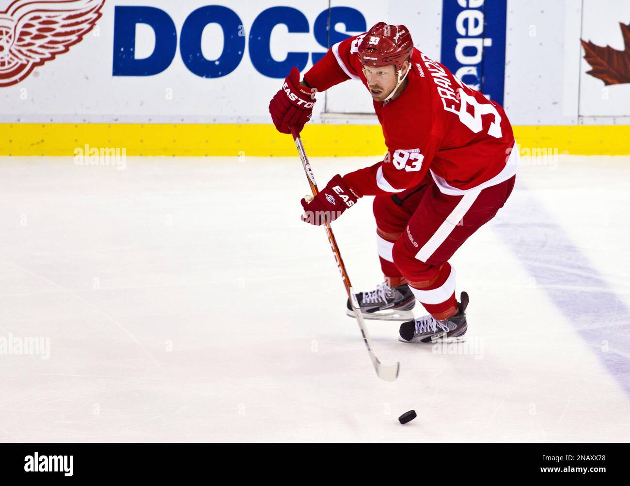 Detroit Red Wings forward Johan Franzen (93), of Sweden, handles the ...