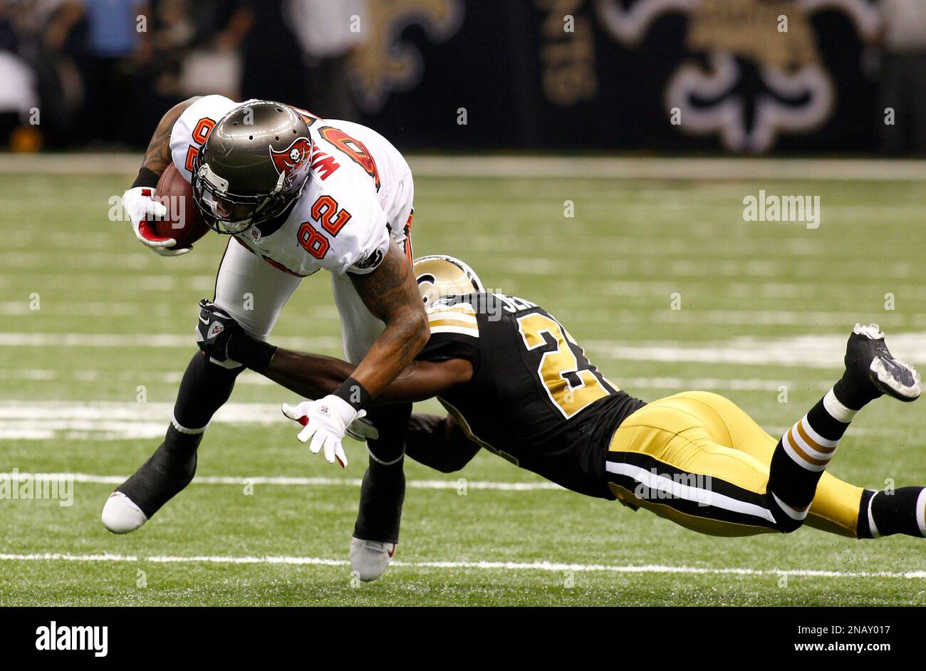 New Orleans Saints cornerback Tracy Porter (22) tries to tackle Tampa ...