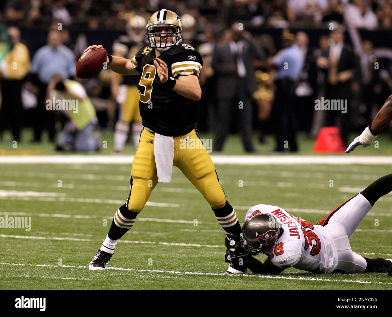 New Orleans Saints quarterback Drew Brees (9) tries to elude Tampa Bay ...