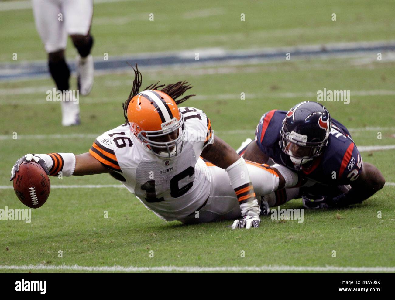 Cleveland Browns wide receiver Josh Cribbs (16) and Houston Texans ...