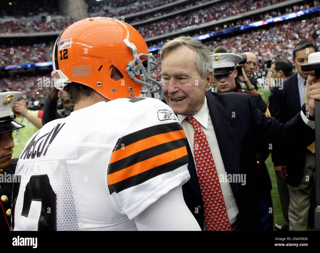 Former President George H. Bush, right, talks with Cleveland Browns ...