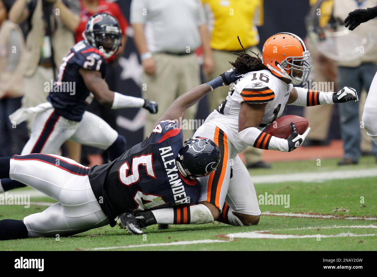 Cleveland Browns wide receiver Josh Cribbs (16) and Houston Texans ...
