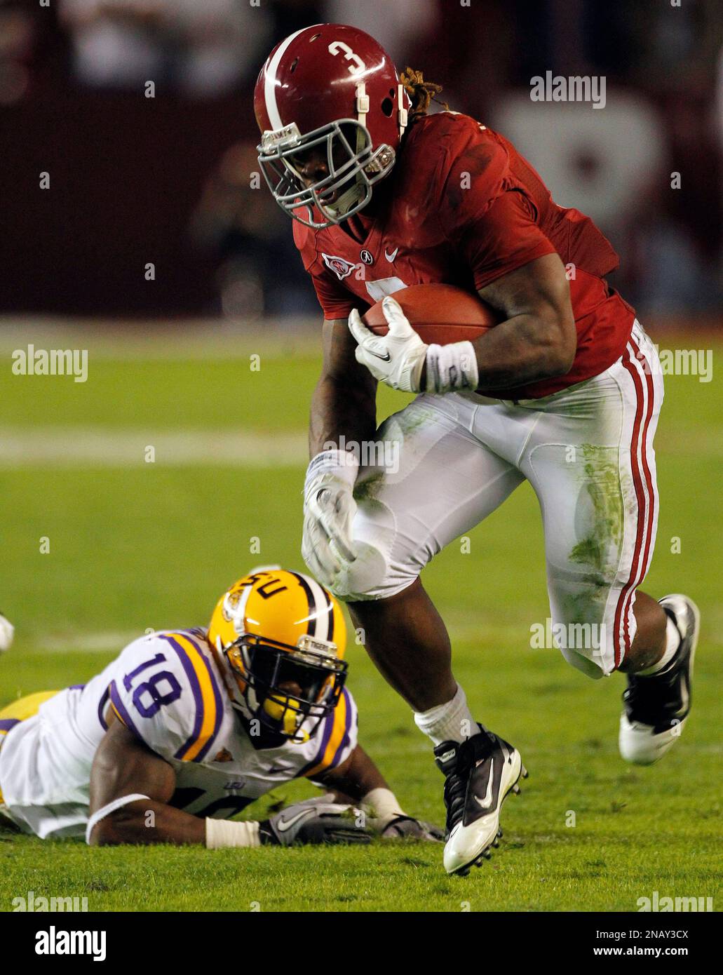 Alabama running back Trent Richardson (3) runs as LSU safety Brandon ...