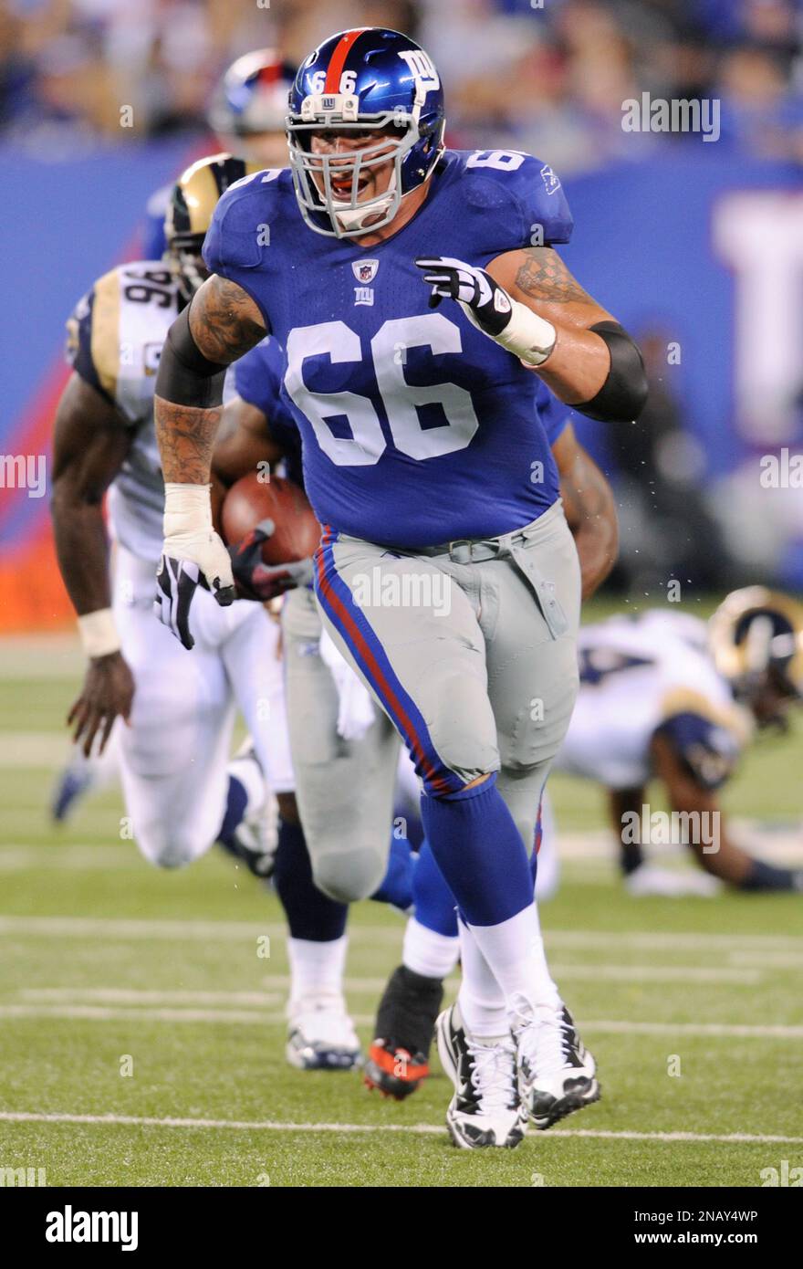 New York Giants tackle David Diehl leads the way for the runner during ...