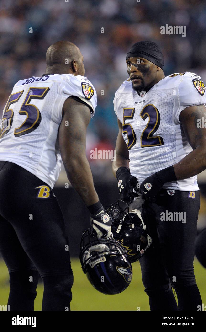 Baltimore Ravens outside linebacker Terrell Suggs (55), left, and ...