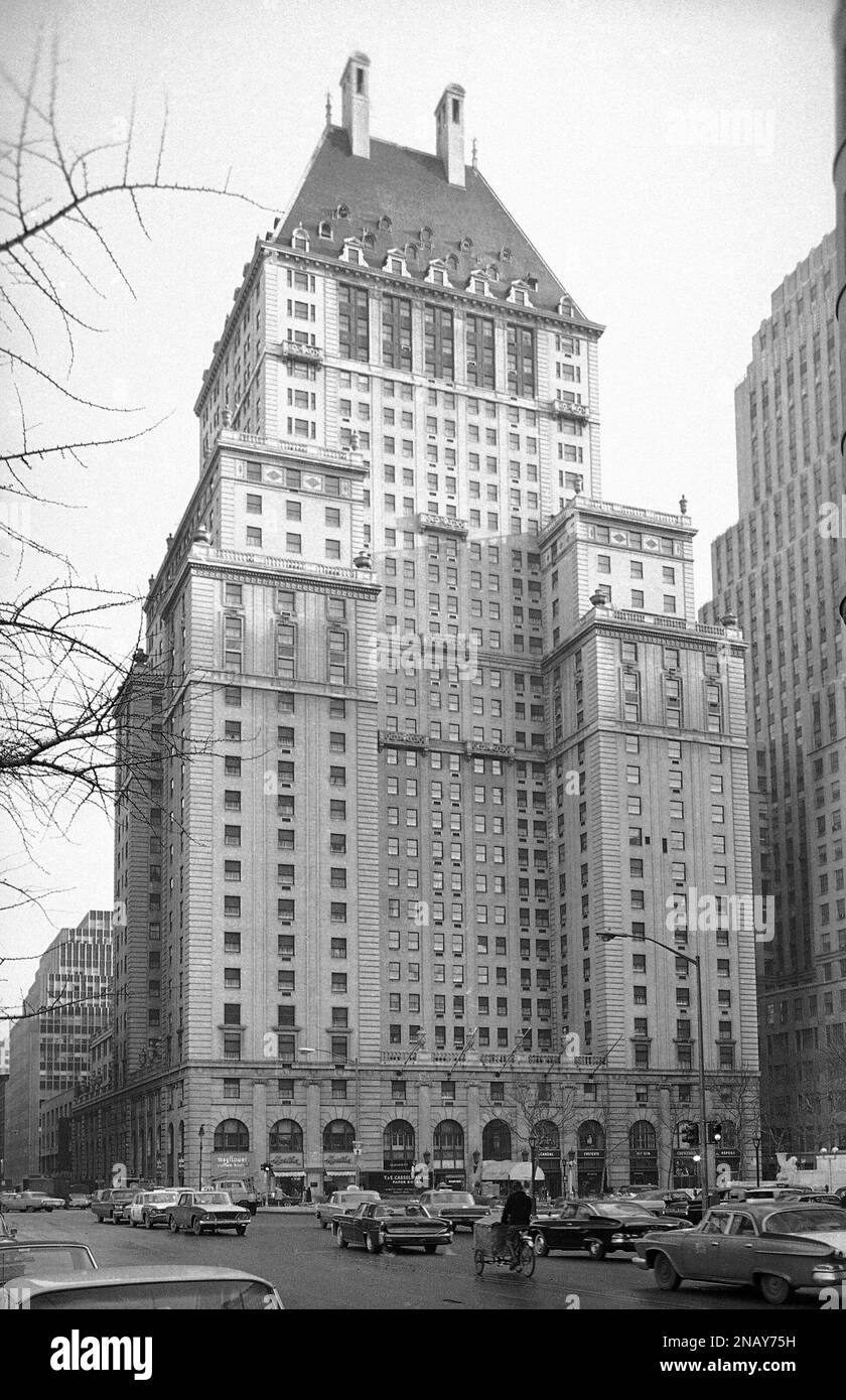 The Savoy Plaza Hotel located on Fifth Avenue between 58th and 59th ...