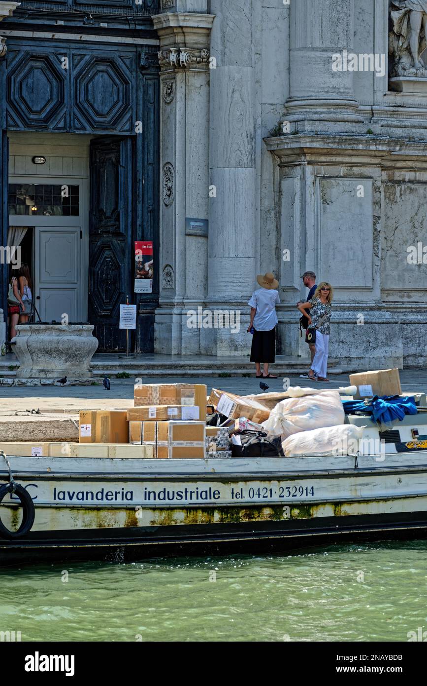 Boat delivery hi-res stock photography and images - Alamy