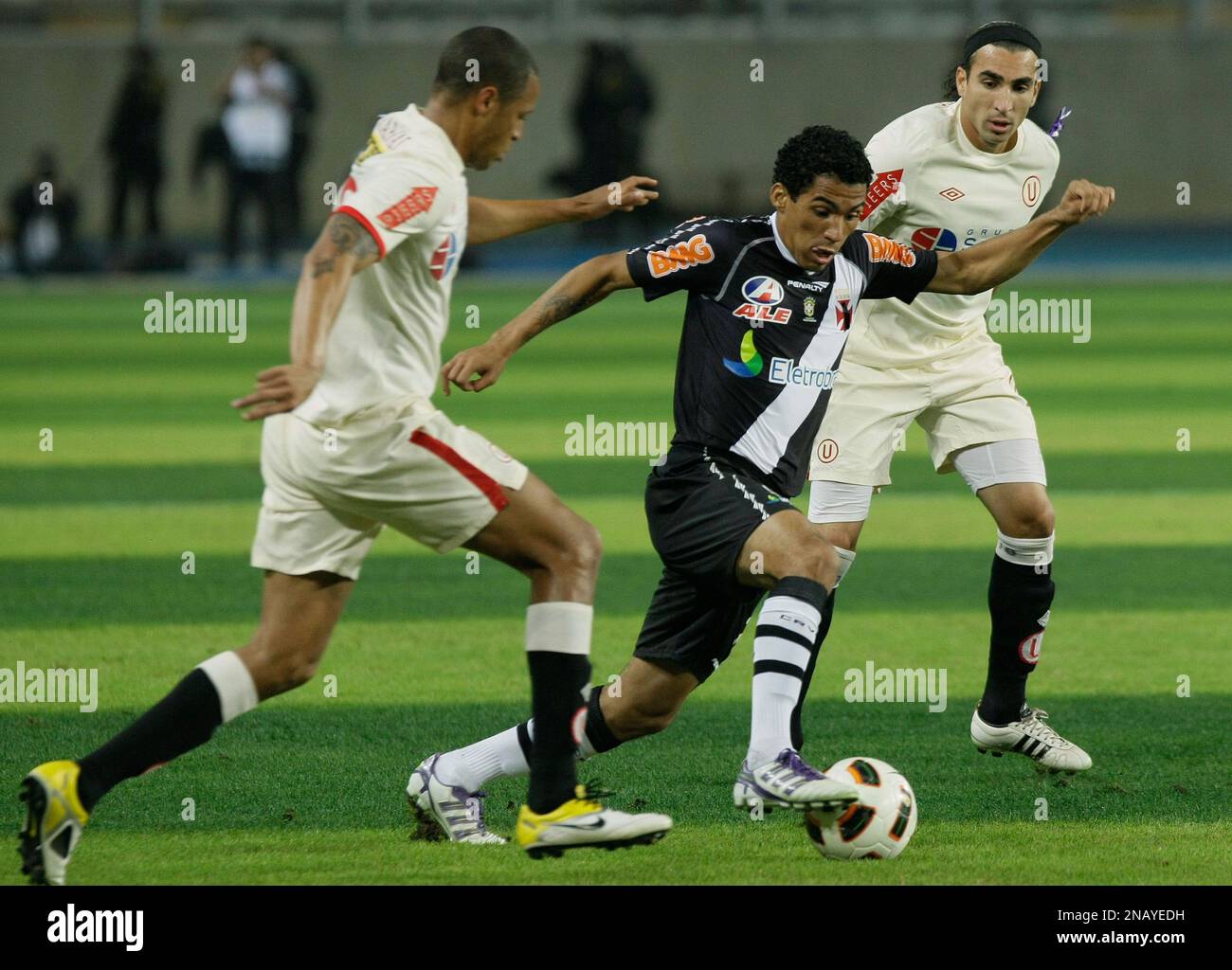 Allan Marques, of Brazil's Vasco da Gama, center, battles for the ball ...