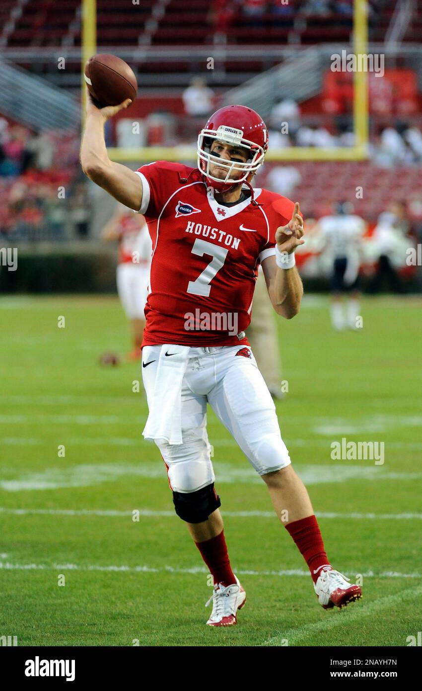 Houston quarterback Case Keenum warms up before an NCAA college ...