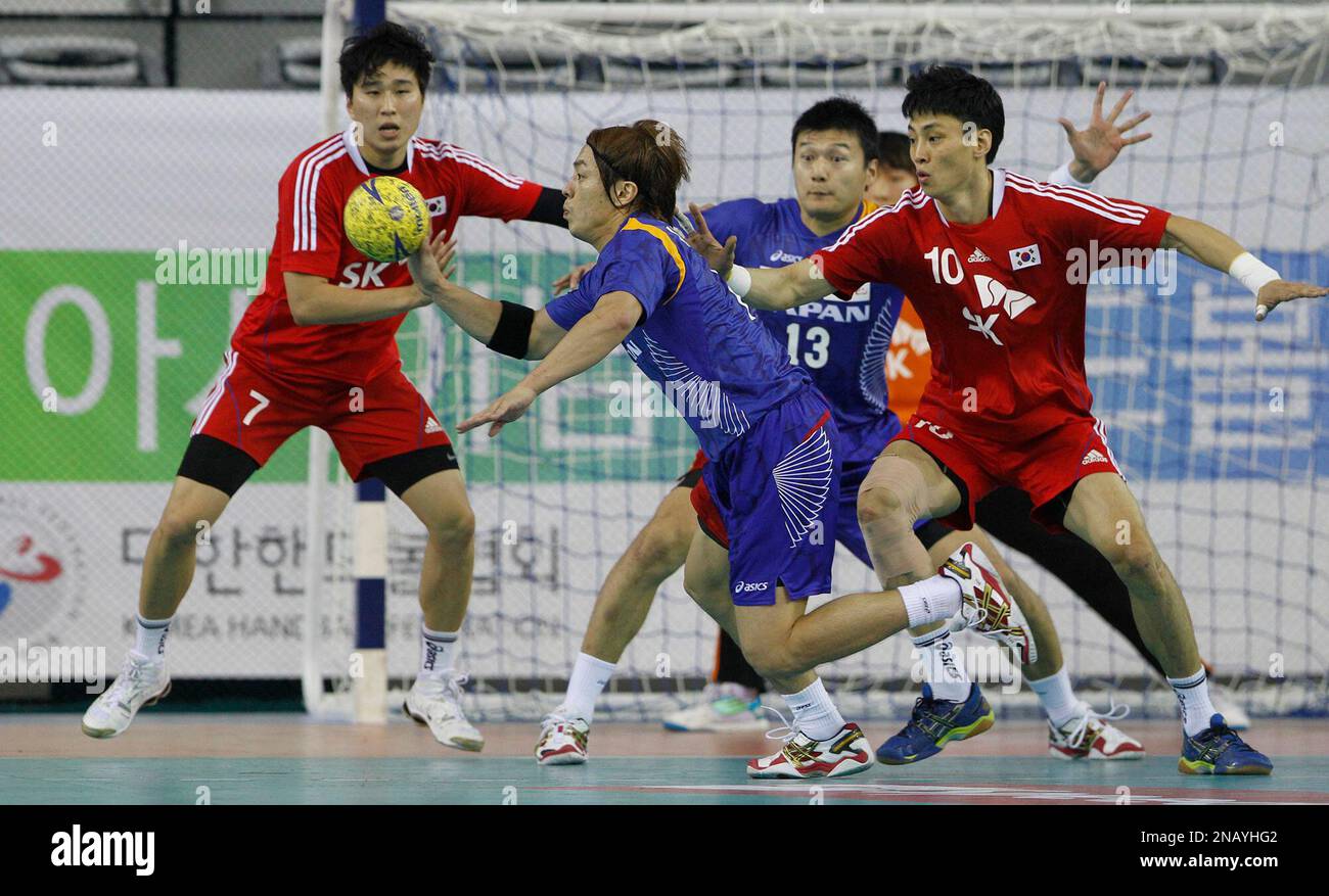 Japan's Miyazaki Daisuke, center, dribbles against South Korean ...