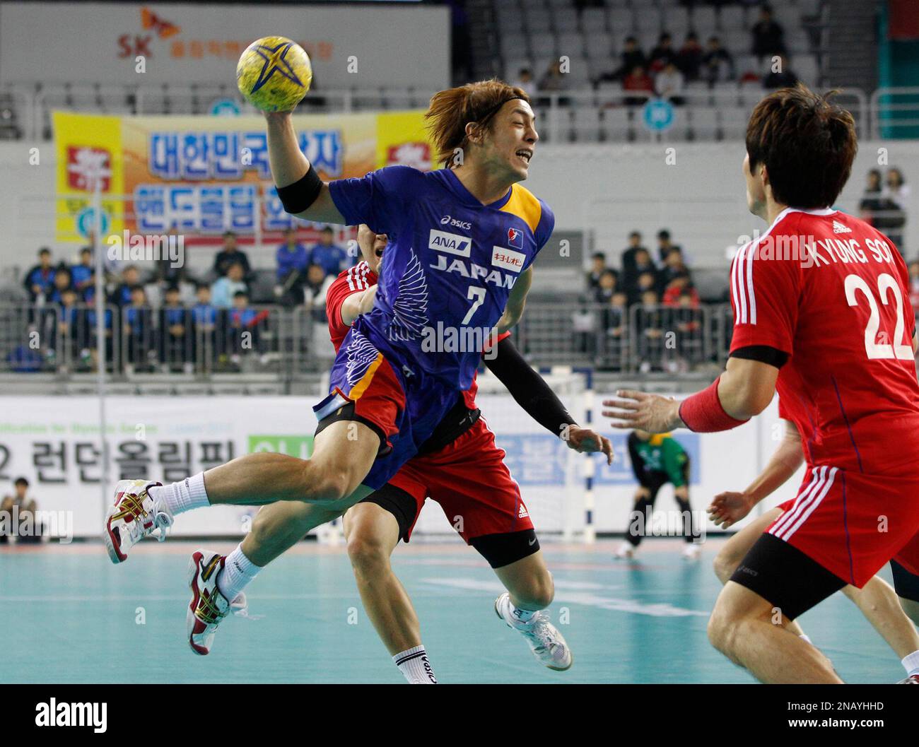 Japan's Miyazaki Daisuke scores as South Korean handball player Ko ...