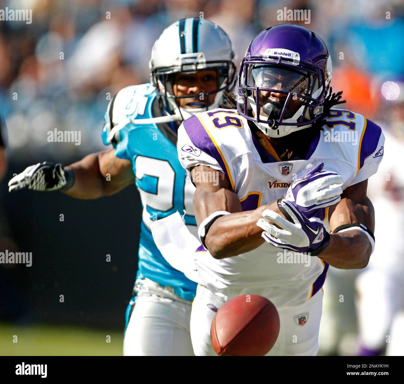 Minnesota Vikings' Devin Aromashodu (19) pulls in a pass against ...