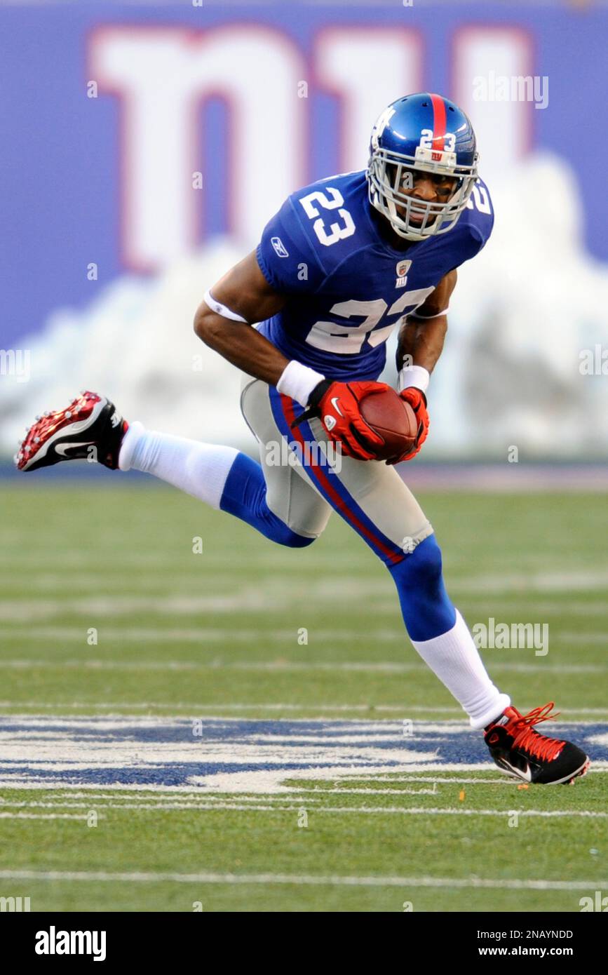 New York Giants cornerback Corey Webster runs back an ...