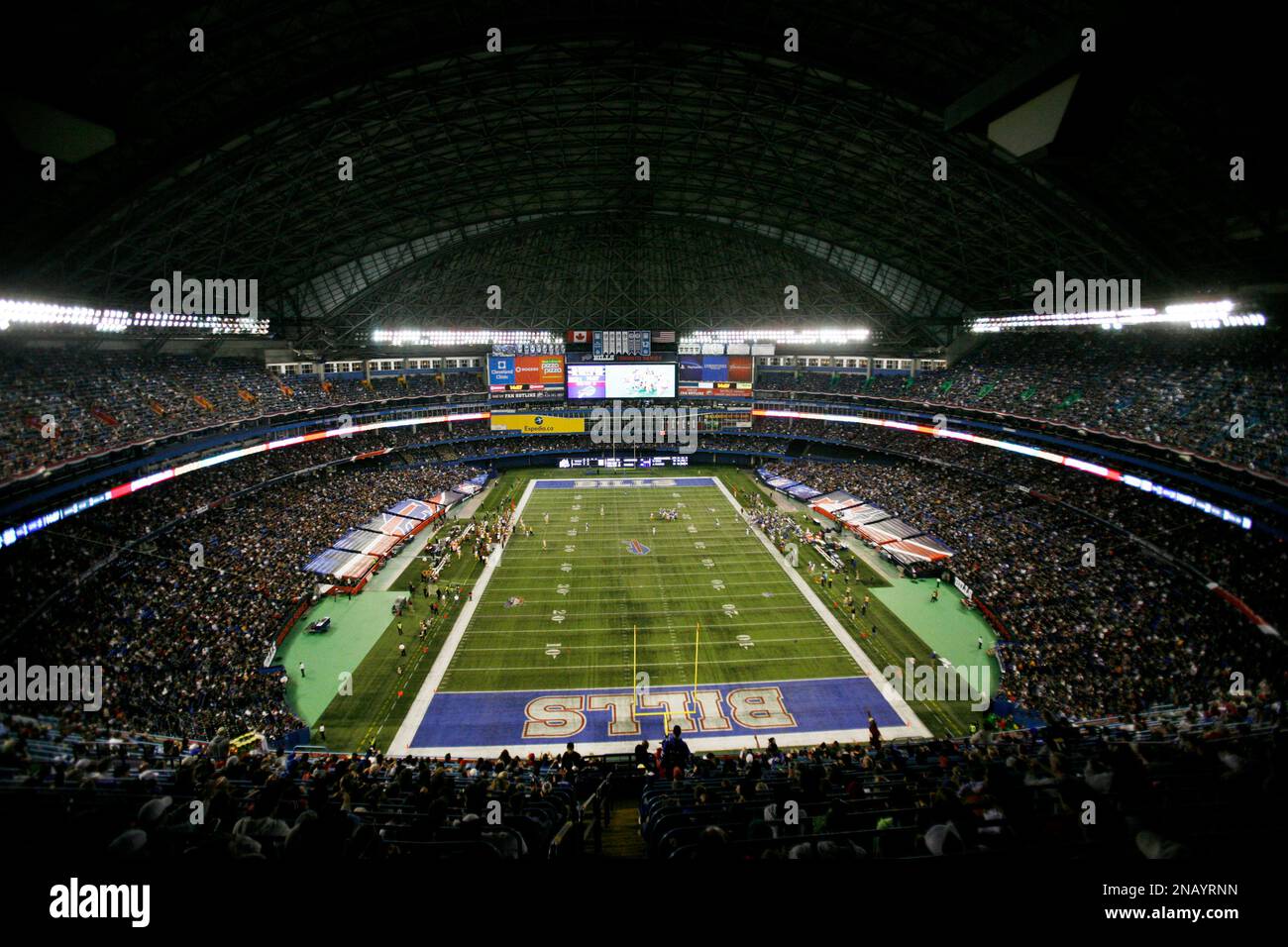 The Washington Redskins and the Buffalo Bills play an NFL football game ...