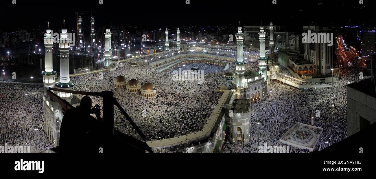 A panoramic picture show tens of thousands of Muslim pilgrims moving ...