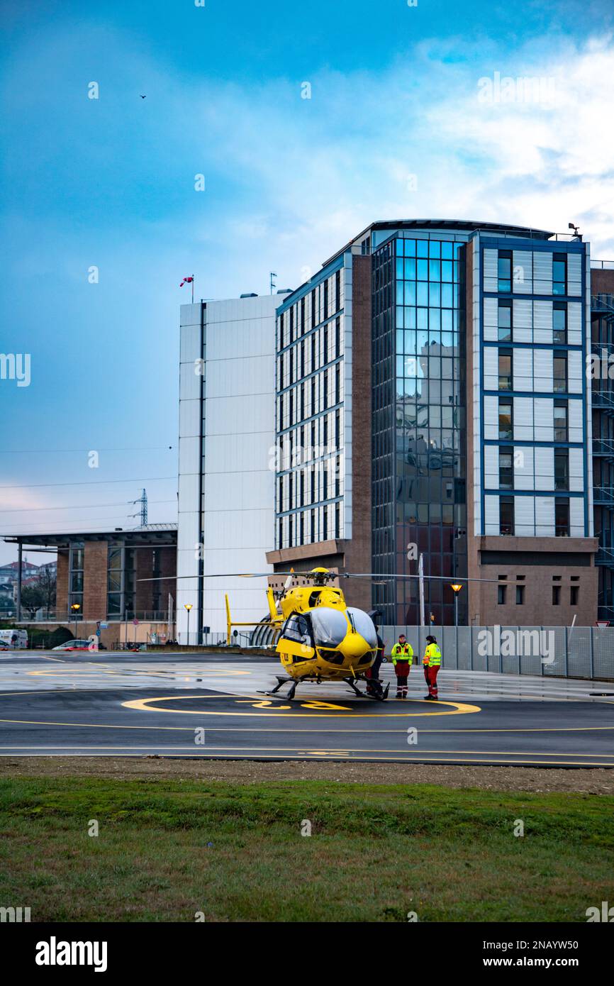 Helicopter at hospital hi-res stock photography and images - Alamy