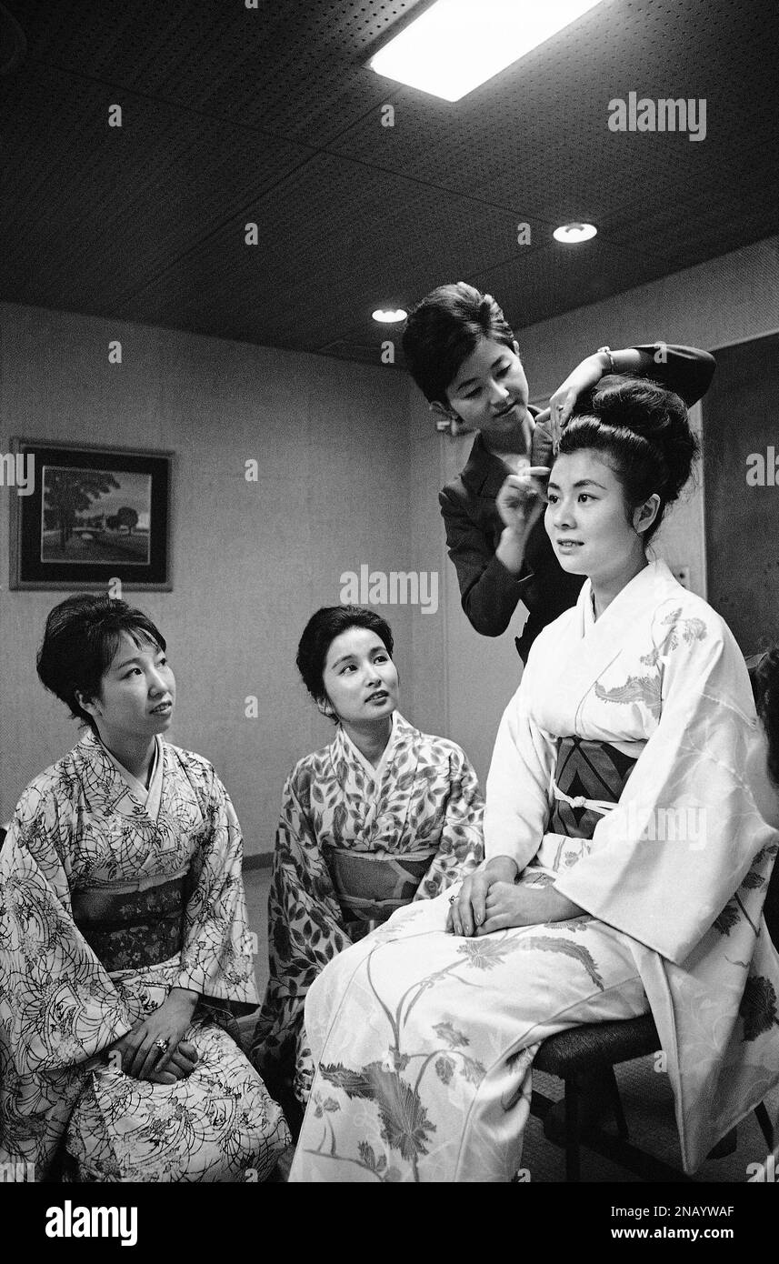 Japanese girls train in Tokyo to be hostesses at Japan’s pavilion at ...