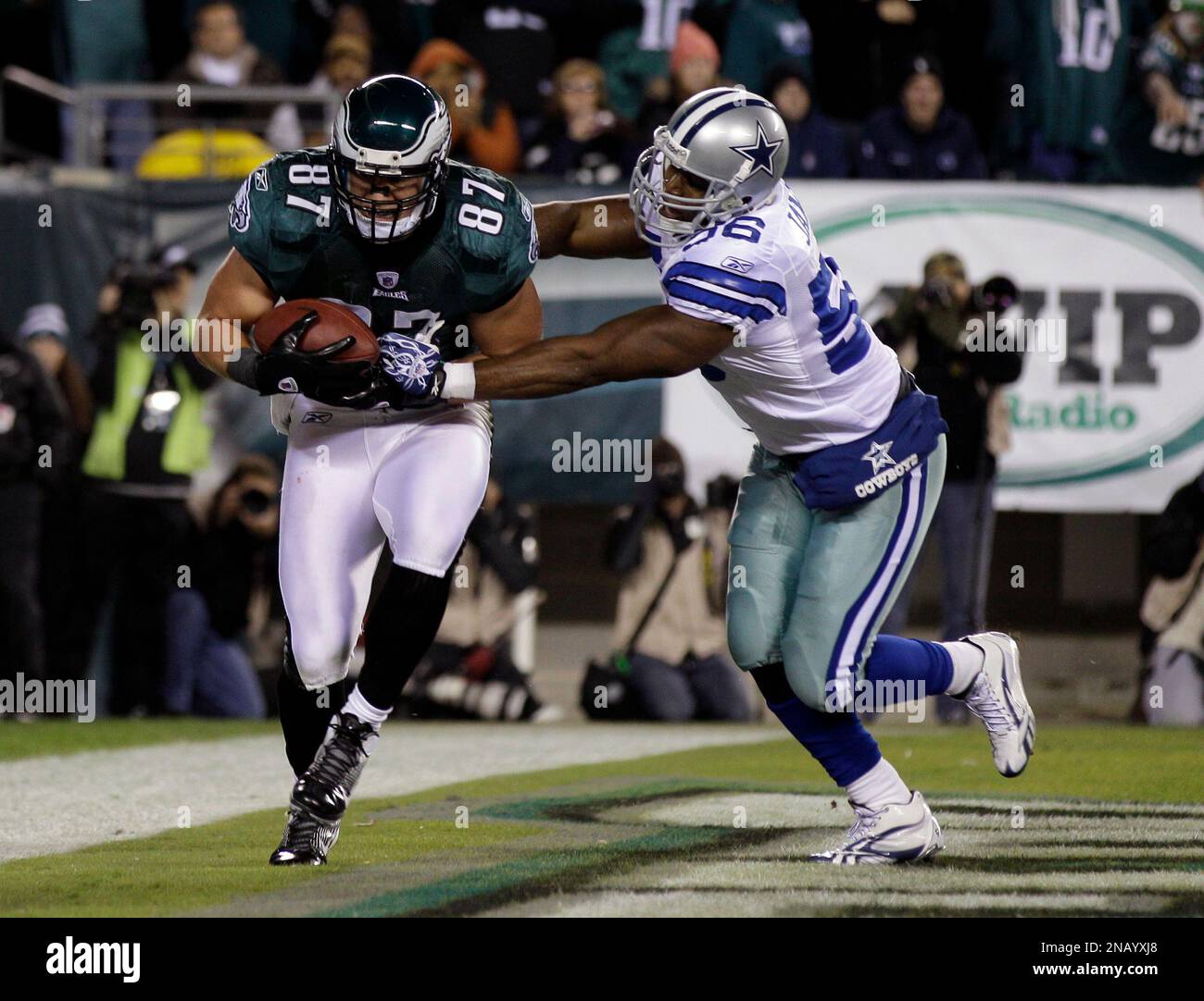 Philadelphia Eagles tight end Brent Celek (87) catches a pass in front ...