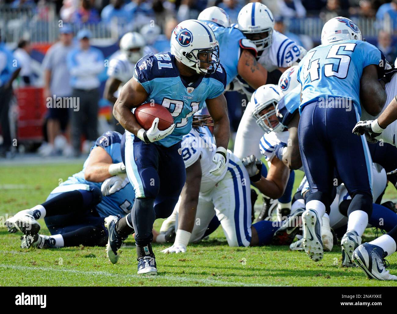 Tennessee Titans running back Javon Ringer plays against the ...