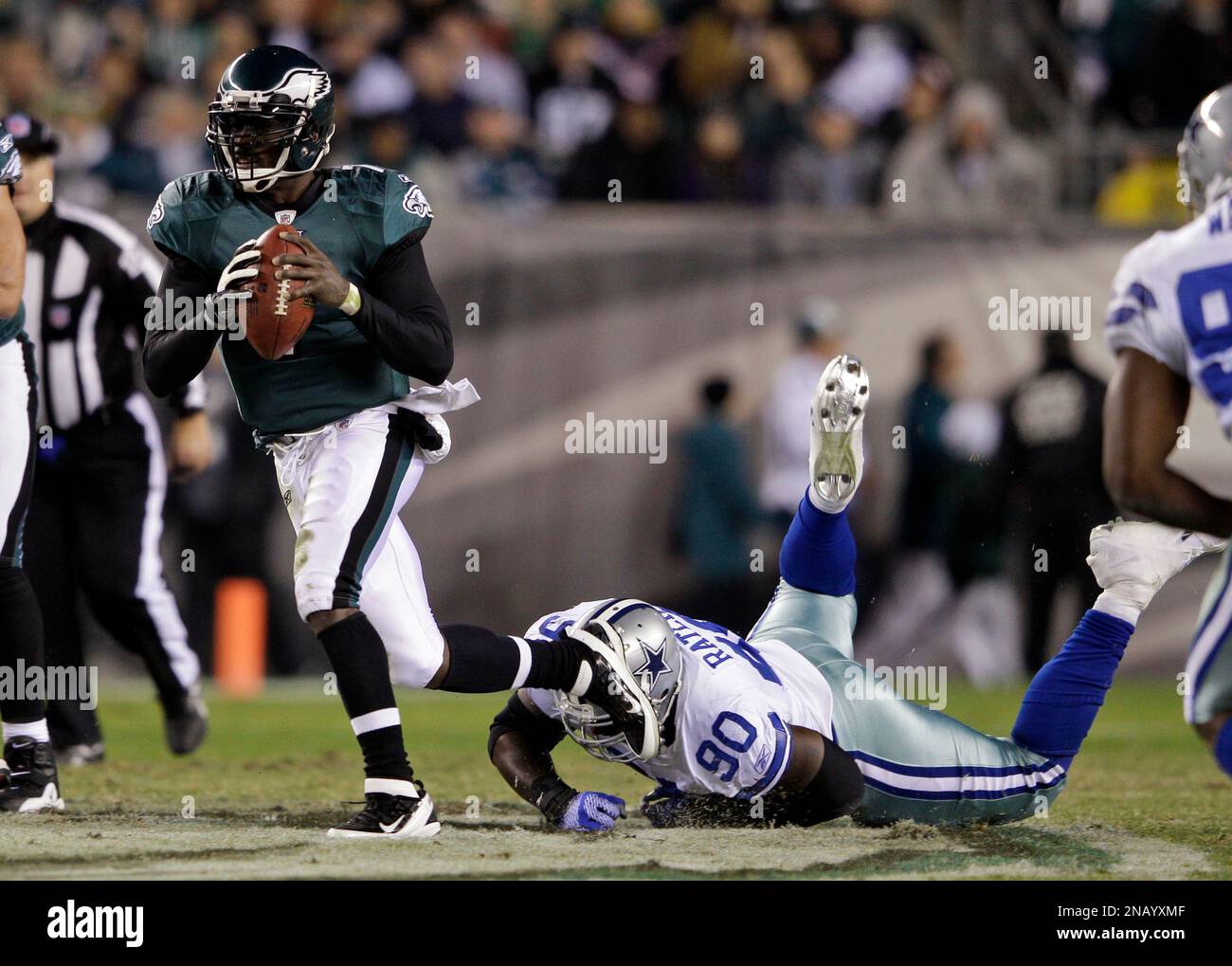 Philadelphia Eagles quarterback Michael Vick (7) scrambles away from ...