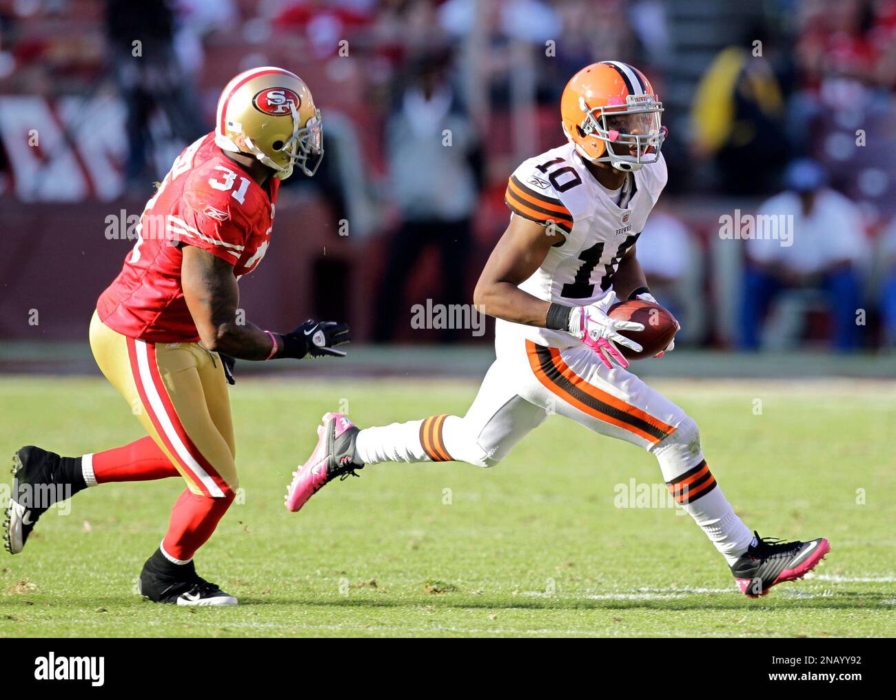 Cleveland Browns wide receiver Jordan Norwood (10) carries the ball as ...