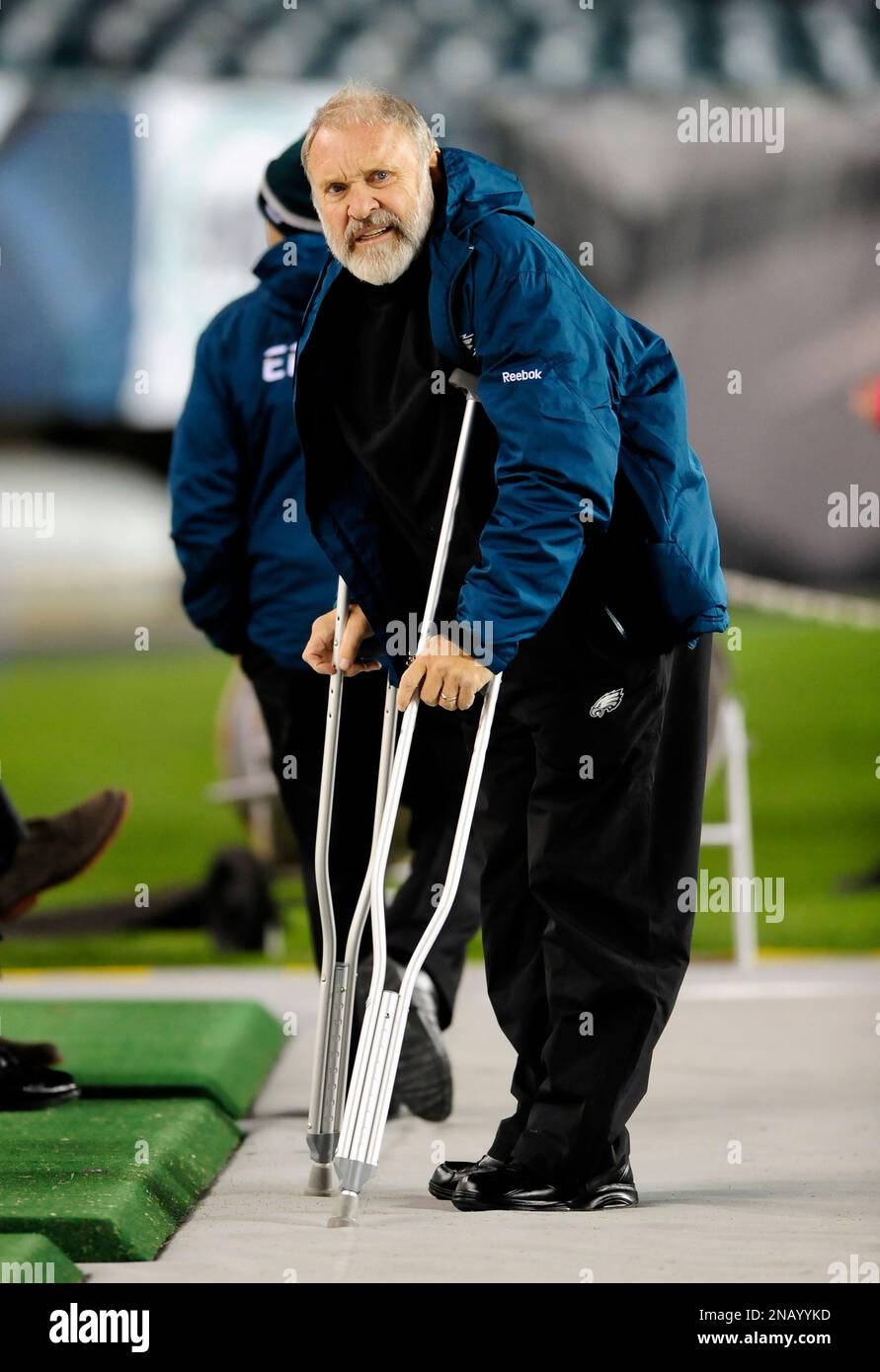 Philadelphia Eagles offensive line coach Howard Mudd uses crutches on ...