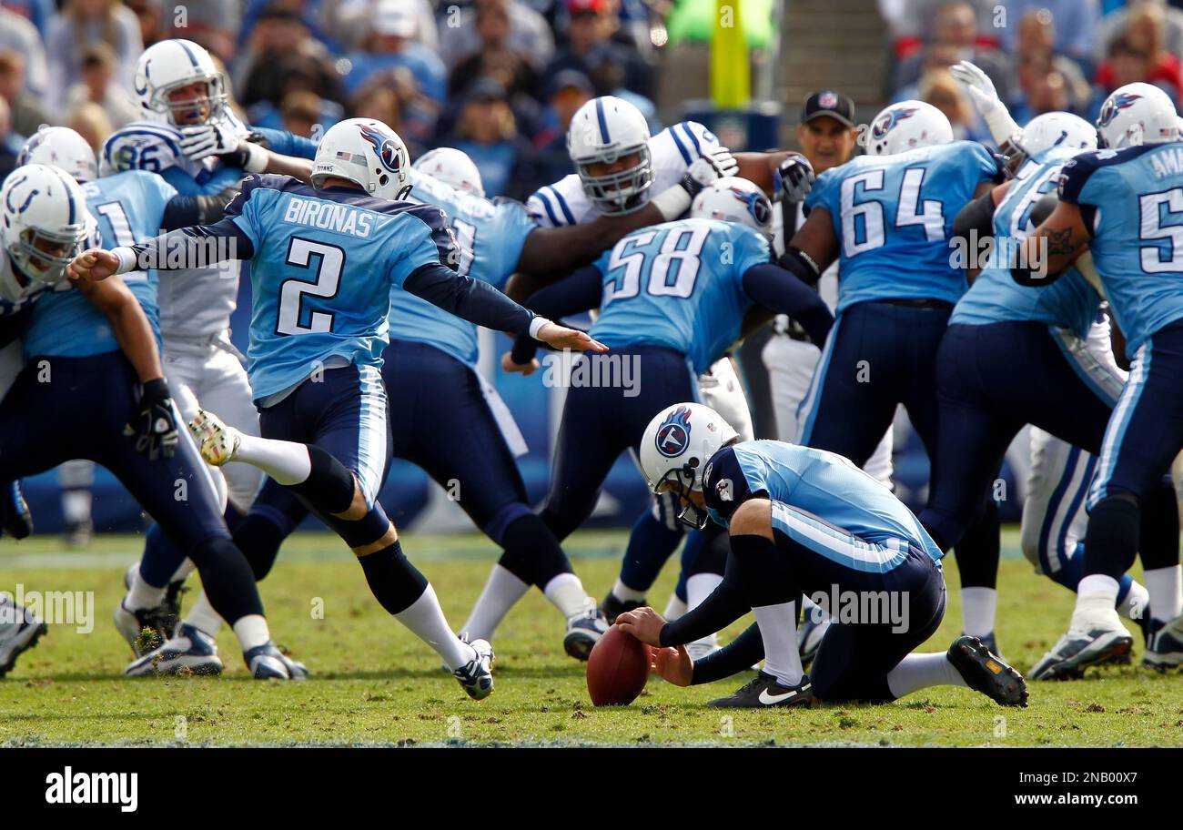 Tennessee Titans kicker Rob Bironas (2) kicks a 50-yard field goal ...