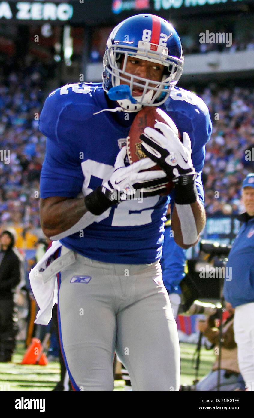New York Giants wide receiver Mario Manningham catches a pass for a ...