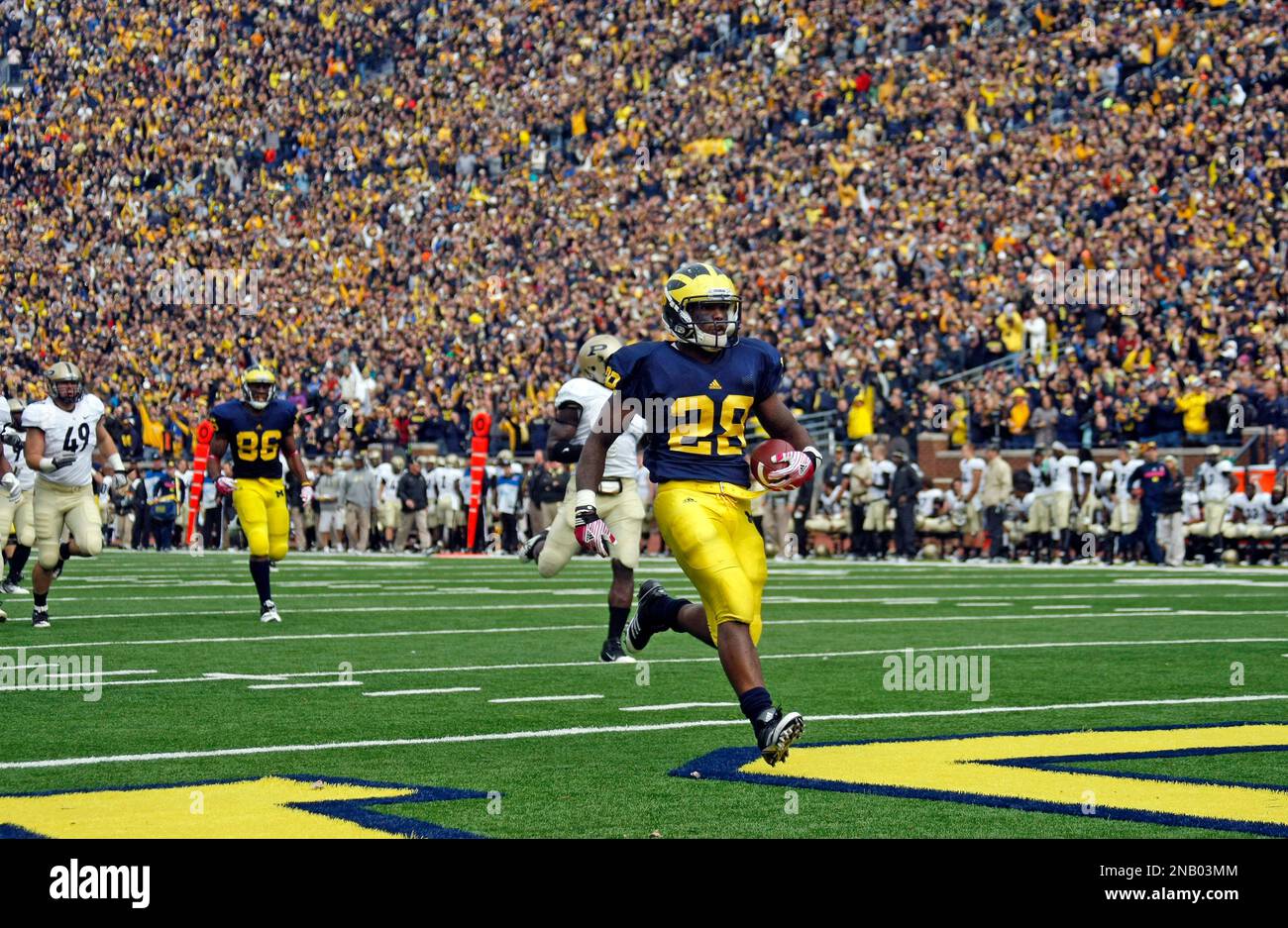 Michigan running back Fitzgerald Toussaint (28) rushes for a touchdown ...
