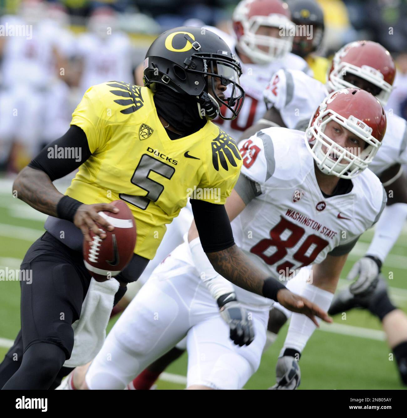 Oregon quarterback Darron Thomas (5) scrambles against Washington State ...