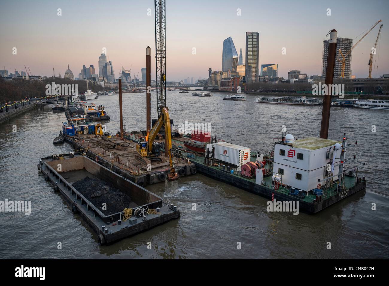 Thames digging hi-res stock photography and images - Alamy