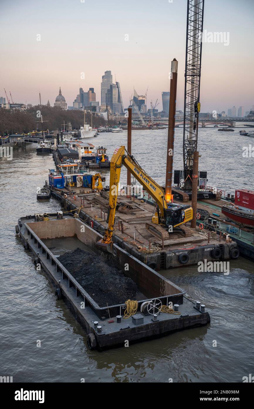 River thames dredging hi-res stock photography and images - Alamy