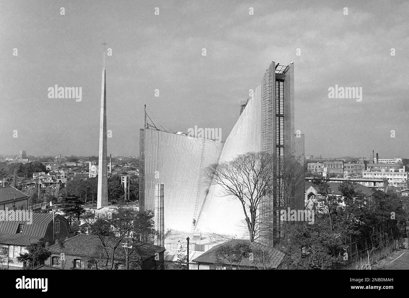 The 40-meter-high shining stainless steel wall gives a fantastic ...