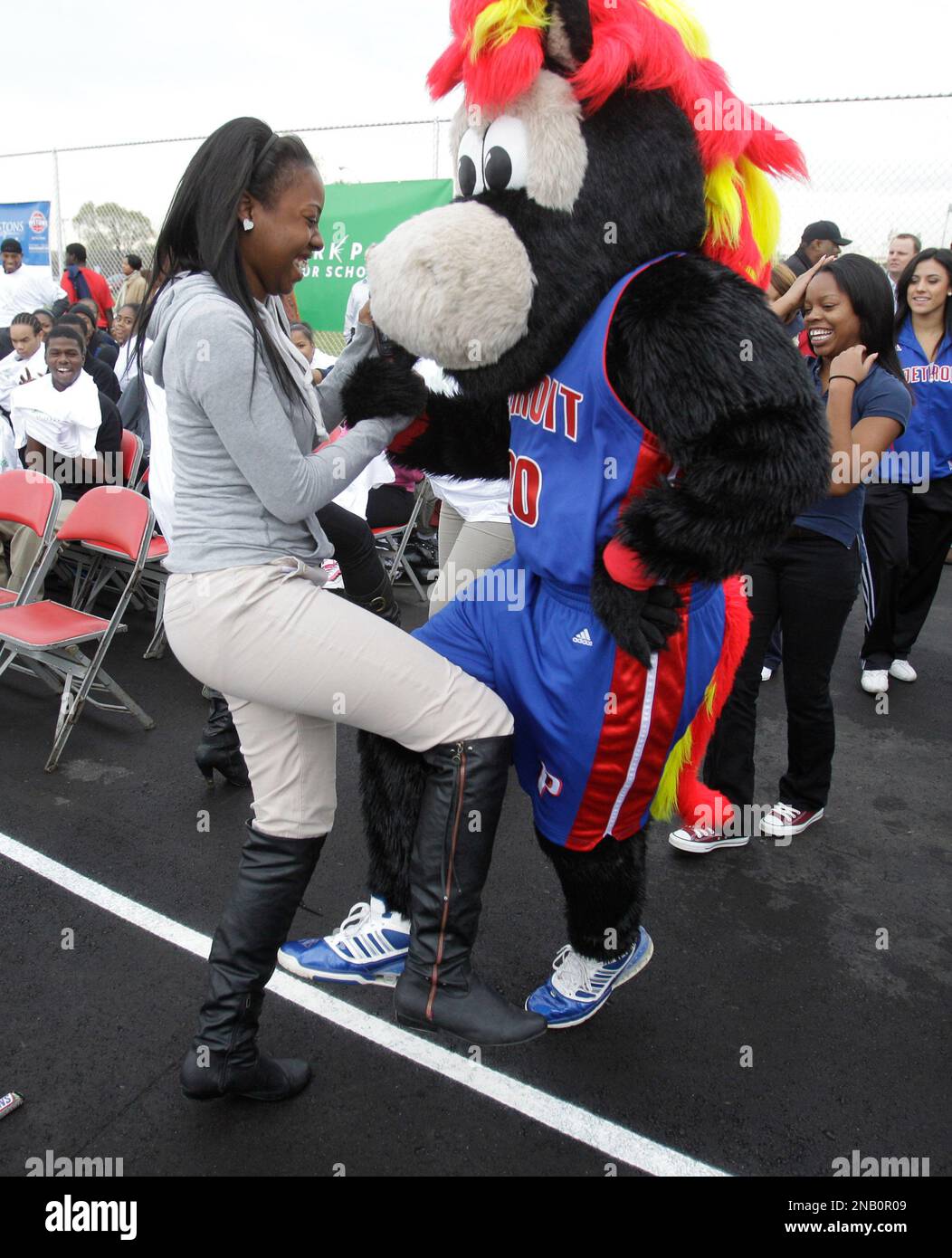 Detroit Pistons mascot Hooper dances with Highland Park Community High ...