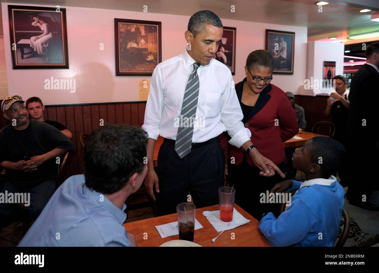 President Barack Obama stops for a snack at Roscoe's House of Chicken ...