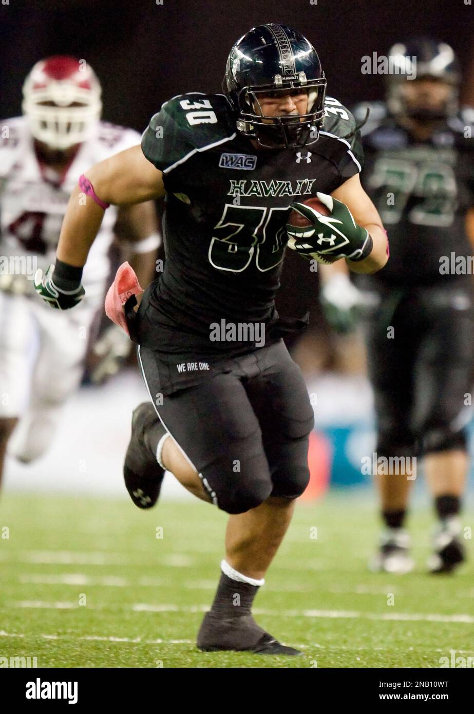 Hawaii running back Joey Iosefa (30) breaks into the New Mexico ...