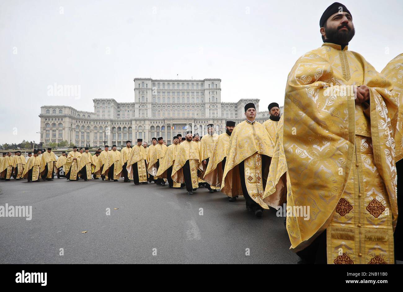 Romanian orthodox priests follow the relics of Saint Andrew's head in ...