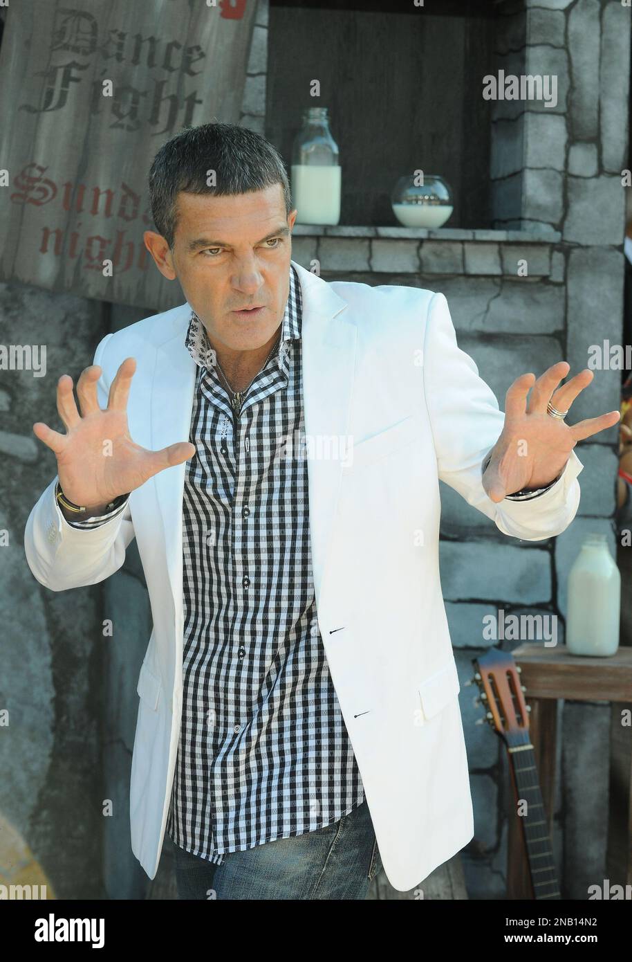 Antonio Banderas arrives at the premiere of Puss In Boots, Sunday, Oct ...