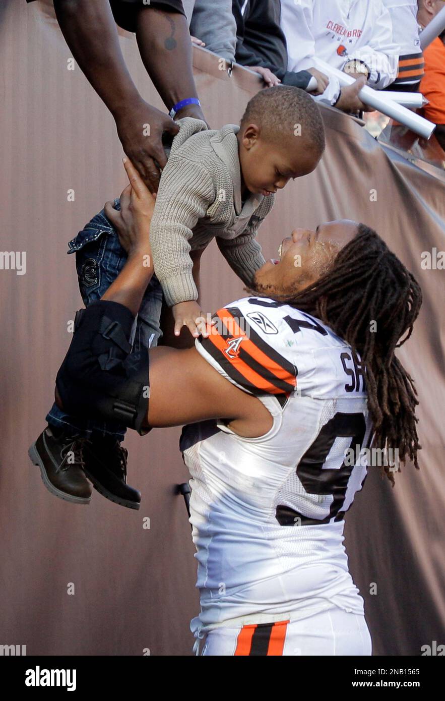 Cleveland Browns defensive lineman Jabaal Sheard reaches for his son ...