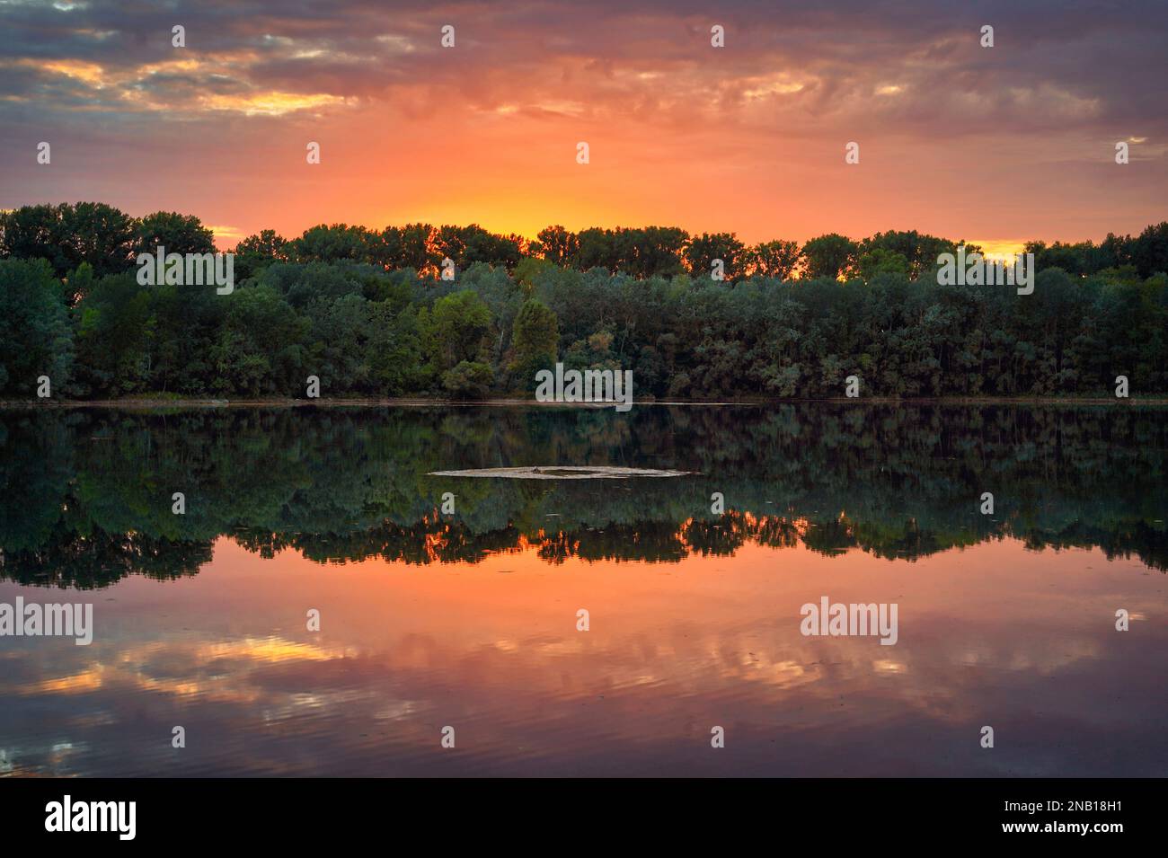 Orange sky reflecting in the water hi-res stock photography and images - Alamy